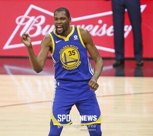 [NBA PO] GSW, SAS 제압…PO 2라운드까지 1승 남았다