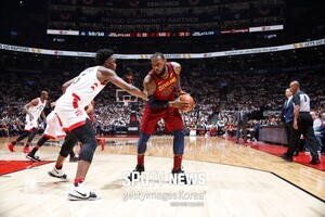 [NBA PO 2R] '르브론 트리플 더블' CLE, TOR에 역전승…시리즈 첫 승
