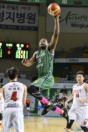 'KBL 출신' 디온테 버튼, NBA 데뷔…5득점