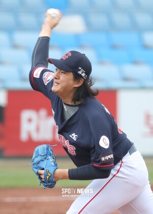 [SPO 톡] '데뷔 첫 10세이브' 김원중 "8회 등판 생각하며 준비해 좋은 결과"