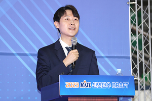 [포토S] KBL 신인드래프트 진행하는 이승현 아나운서