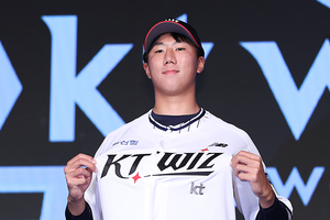[포토S] '193cm 신장' 서울고 투수 김동현, 전체 9순위로 KT행