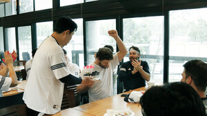 'ML 28승' 두산에 온 153km 공포의 좌완이 깜짝 놀랐다…동료들이 마련한 생일파티에 감동